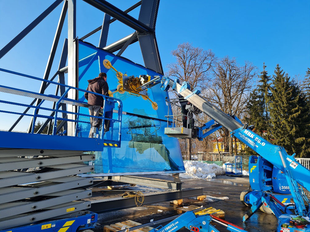 Installation of facade glass - Heavydrive simulates large-scale ...