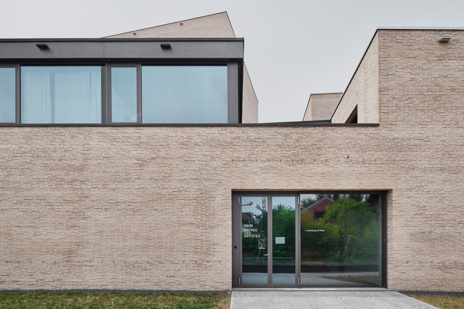 Theatre and festival hall near Geneva - Extraordinarily thin glazing ...