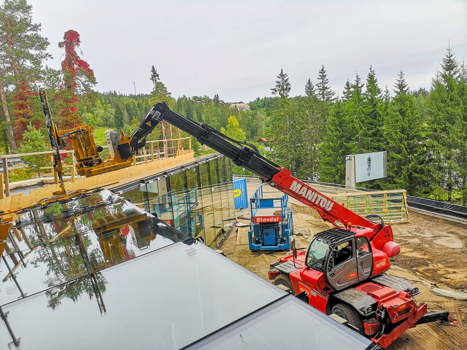Heavydrive - Elevateing Holmenkollen Ski Museum with precision glass installation