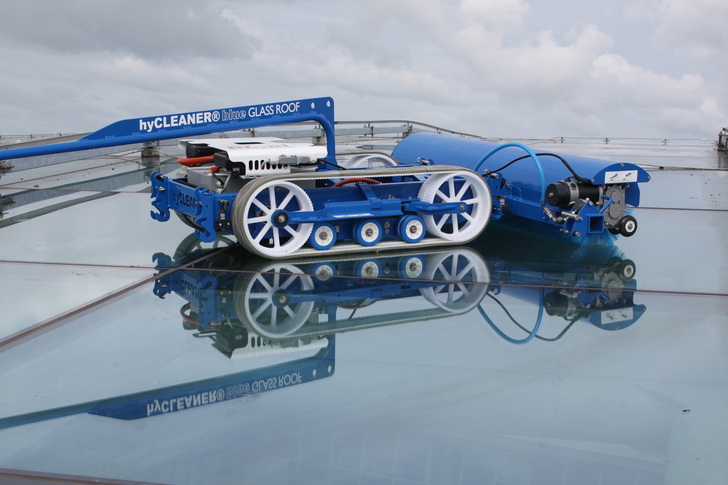 hyCLEANER: Cleaning glass roofs with the help of a robot